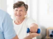 Ostéopénie : Définition, symptômes, diagnostic et traitements