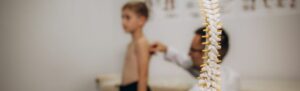 Scoliose : Définition, symptômes, diagnostic et traitements.